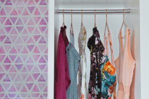 Pendurar ou dobrar? E o cabide certo para cada tipo de roupa! - Casinha ...